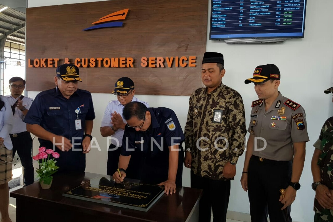Demi Tingkatkan Pelayanan, Edi Sukmoro Resmikan Penataan Stasiun Brebes ...