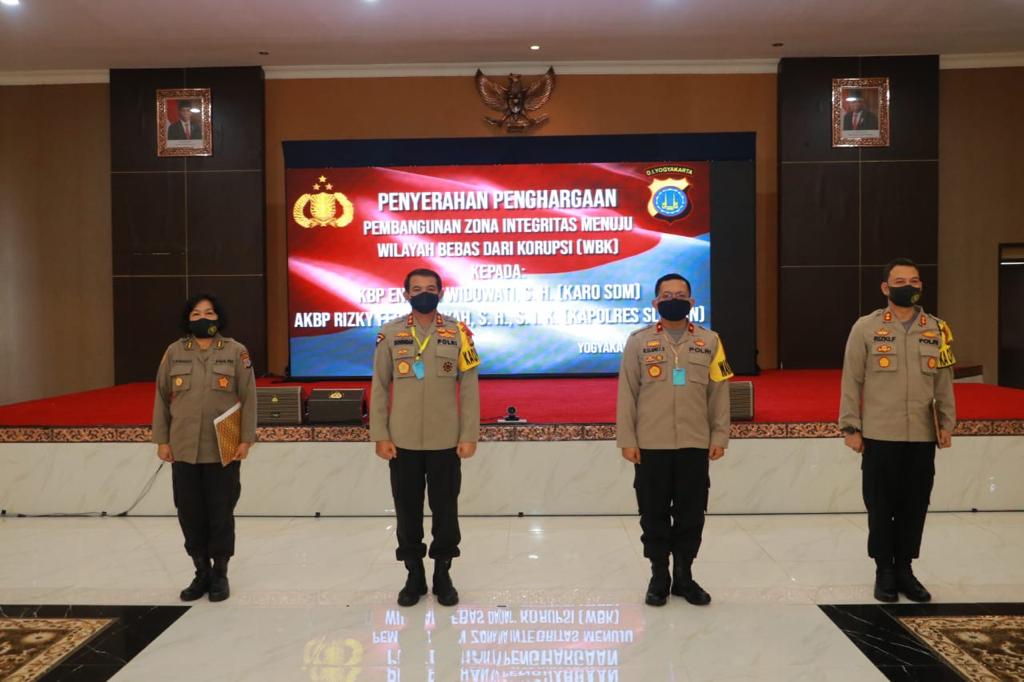 Kapolda DIY Serahkan Piagam Penghargaan Kapolri Kepada Karo SDM Polda DIY dan Kapolres Sleman ...