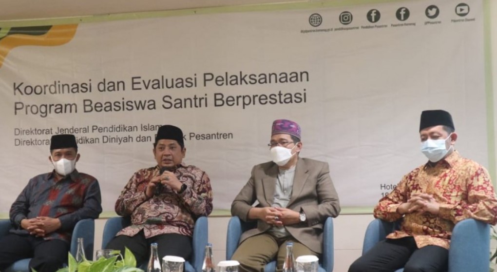 Kemenag Evaluasi Pelaksanaan Program Beasiswa Santri Berprestasi | Headline.co.id