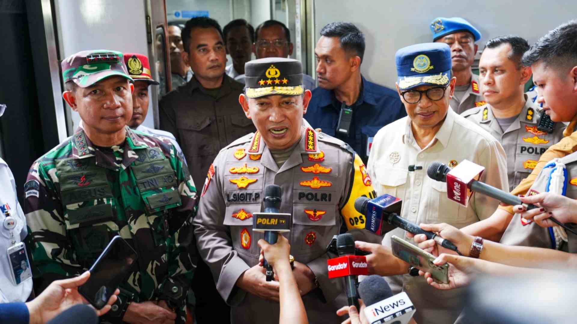 Kapolri Pastikan Keselamatan dan Kenyamanan Pemudik Kereta Api Lebaran 2024 » Headline.co.id